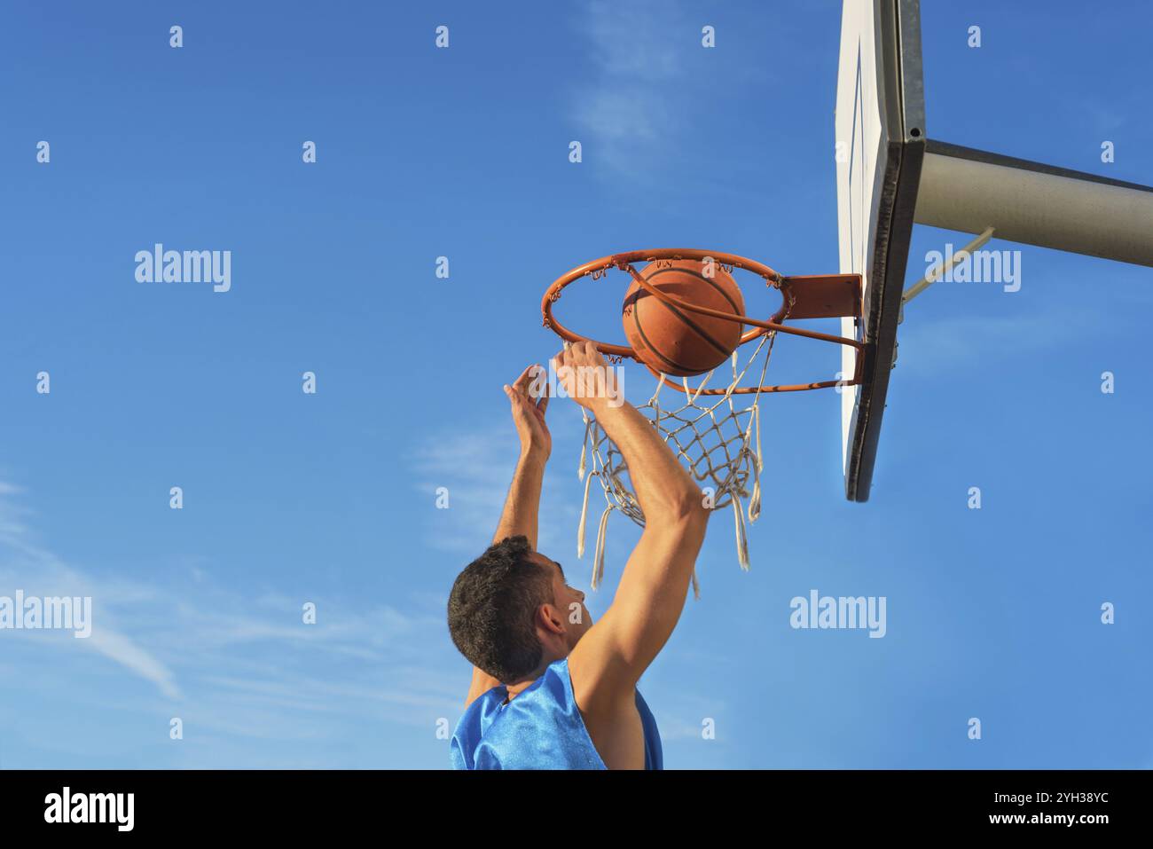 Street basketball slam dunk hi-res stock photography and images - Alamy