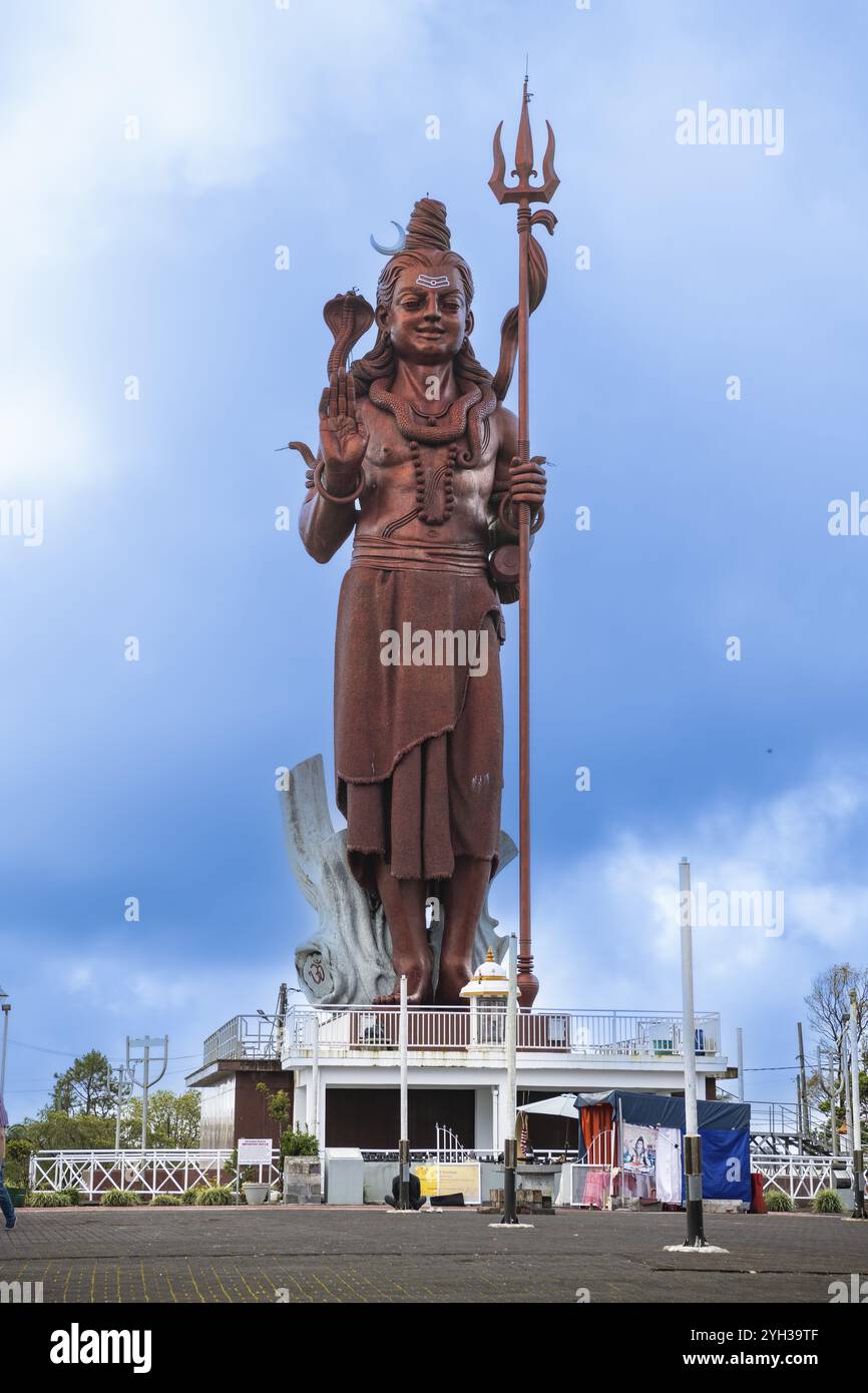 Giant statue of Shiva, Hindu temple Ganga Talao, Grand Bassin Indian ...