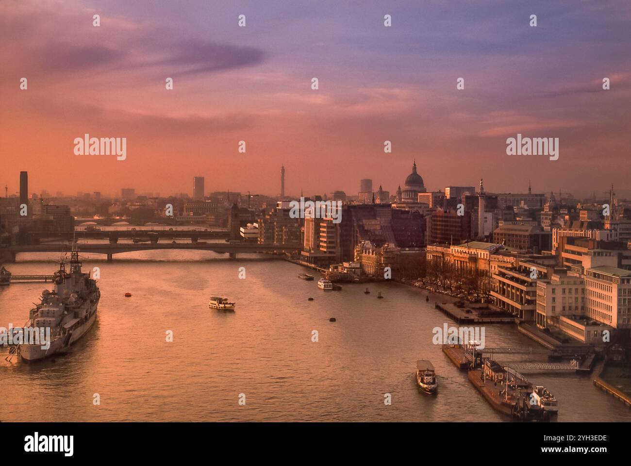 1980's London Retro Thames view vintage old historic archive cityscape ...