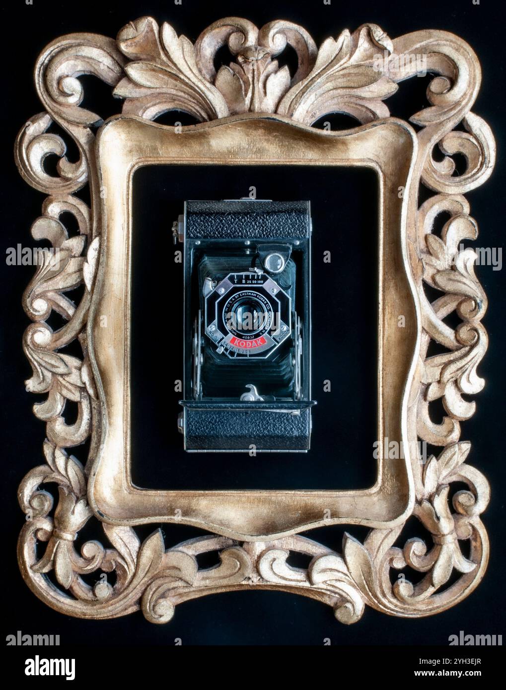 Vintage 1930s Kodak Six-20 roll film camera Octagonal Art Deco Folding ...