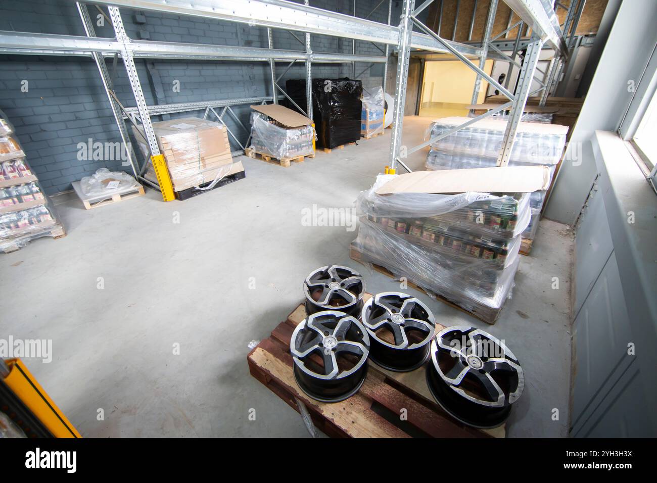Warehouse organization management hi-res stock photography and images ...