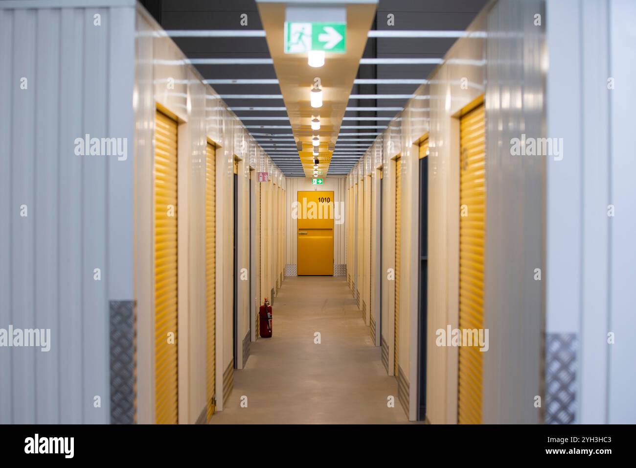 Very bright lighting hi-res stock photography and images - Alamy