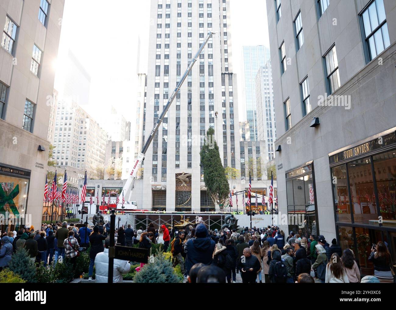 New York, United States. 09th Nov, 2024. Spectators watch as workers ...