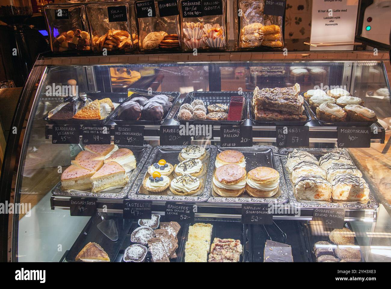 Cake and patisserie counter hi-res stock photography and images - Alamy