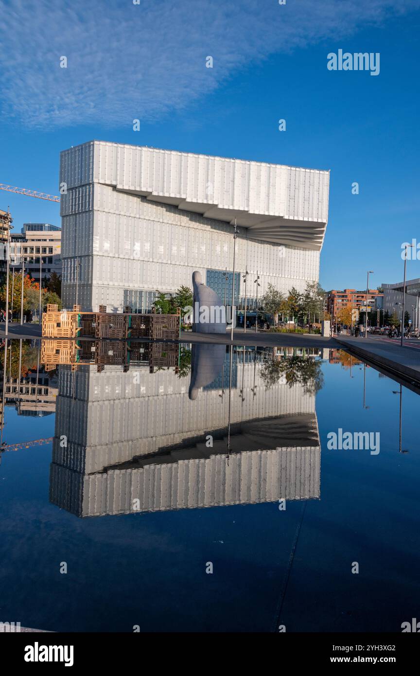 The late autumn sun lights up the ‘Deichman Bjørvika’ new main library ...