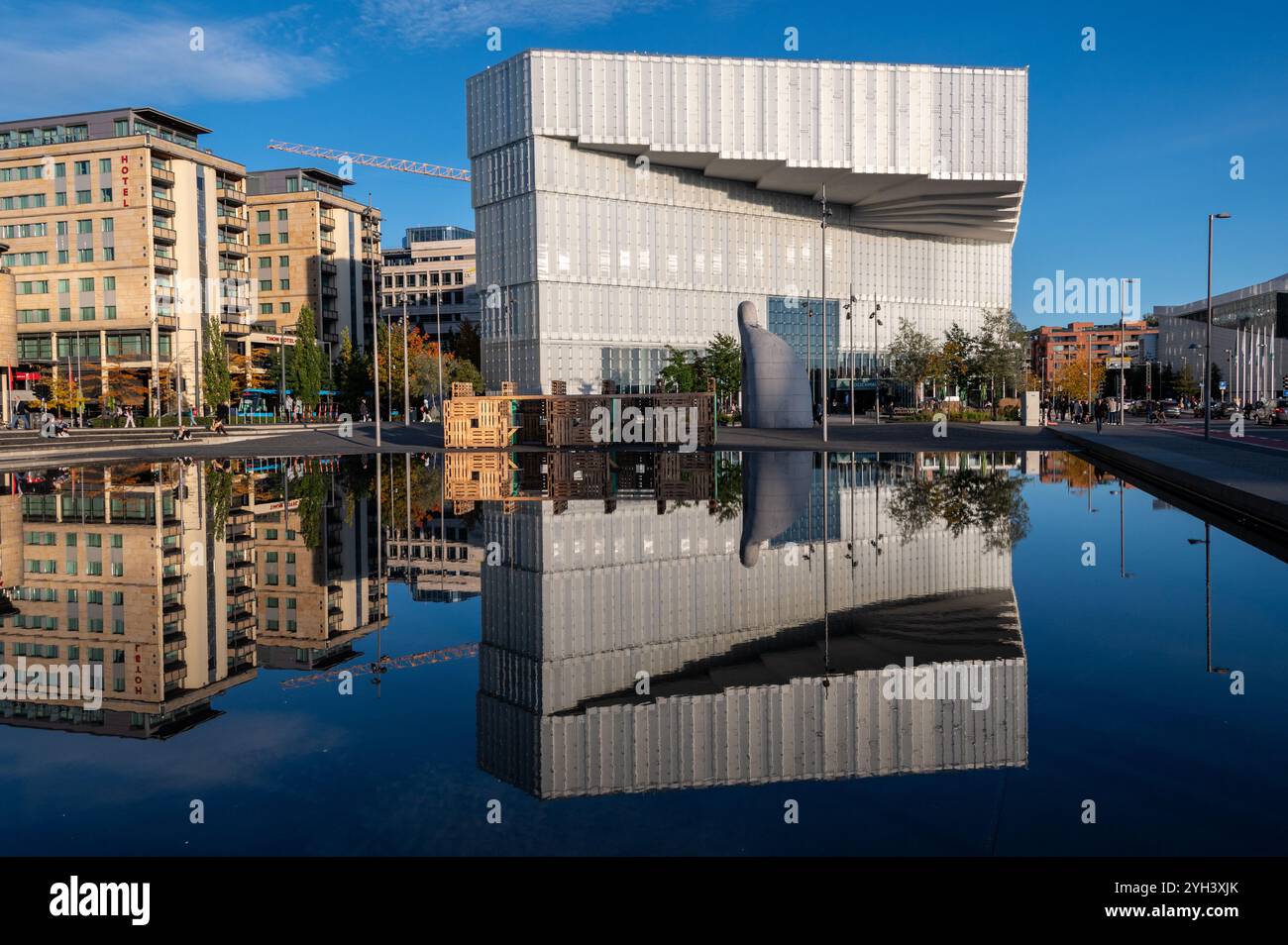 The late autumn sun lights up the ‘Deichman Bjørvika’ new main library ...