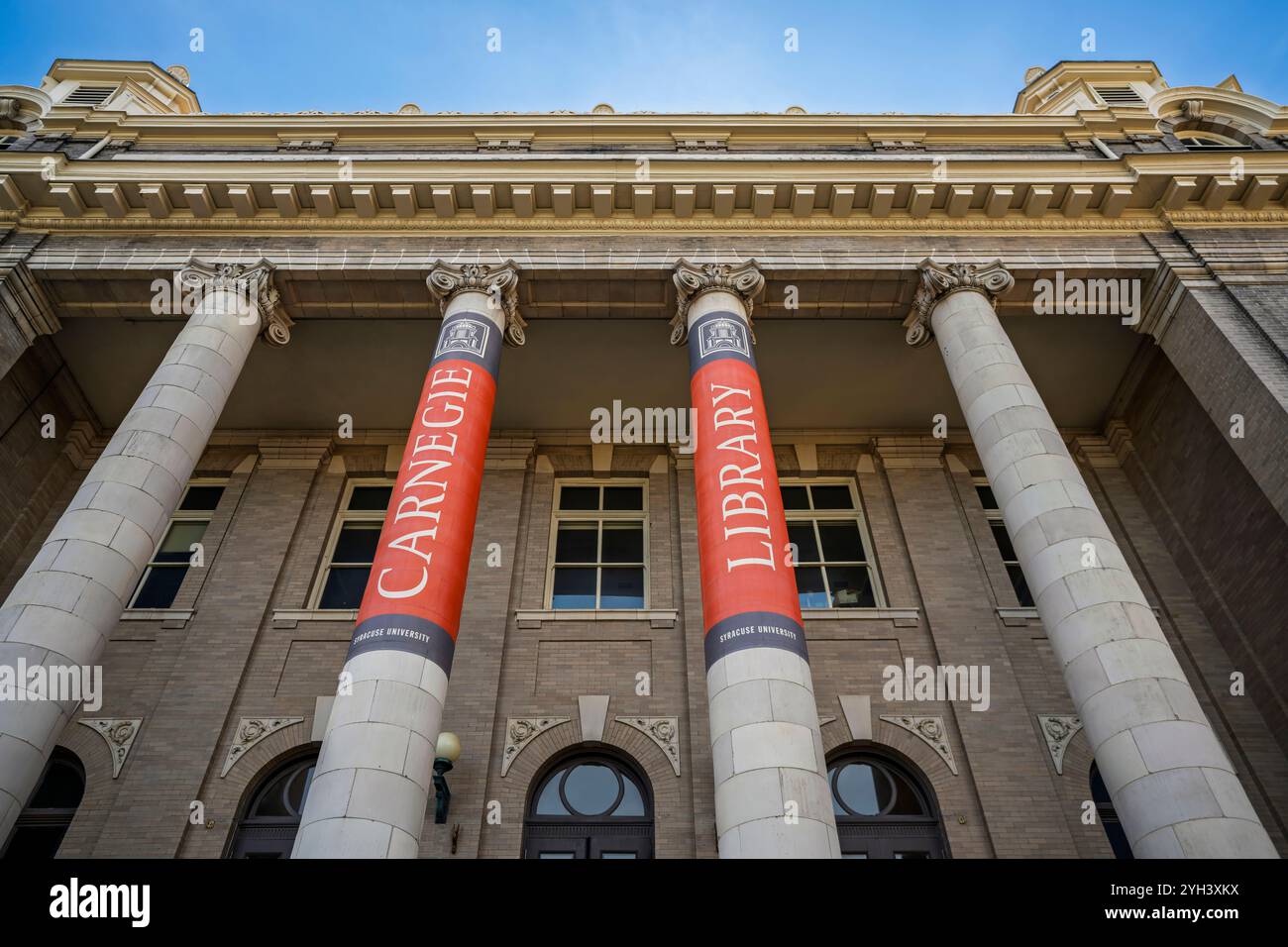 The façade of Carnegie Library on the Syracuse University campus ...