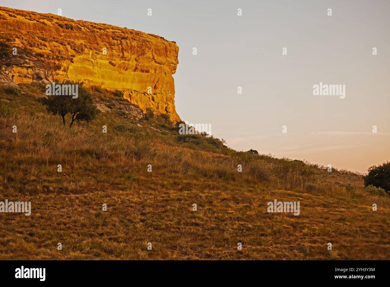 Drakensberg mountains south africa hike hi-res stock photography and ...
