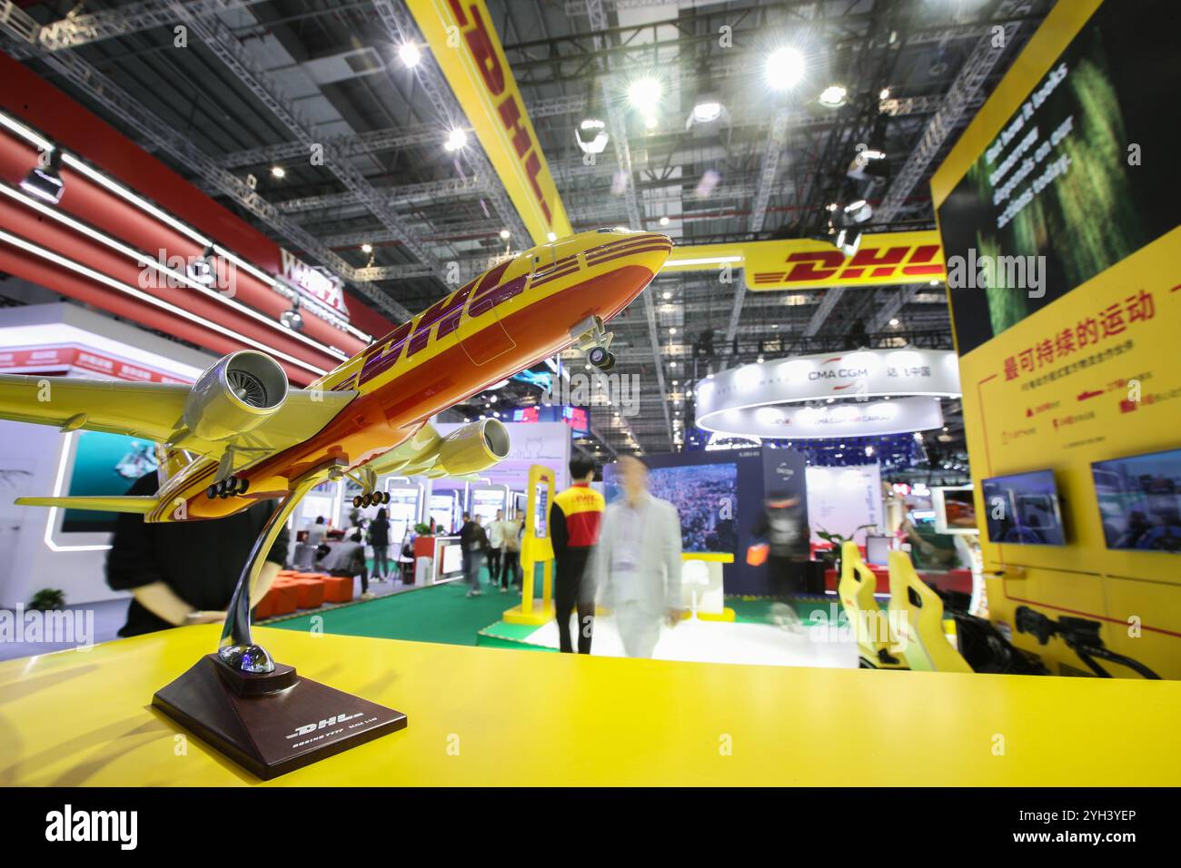 (241109) -- SHANGHAI, Nov. 9, 2024 (Xinhua) -- People visit the booth ...