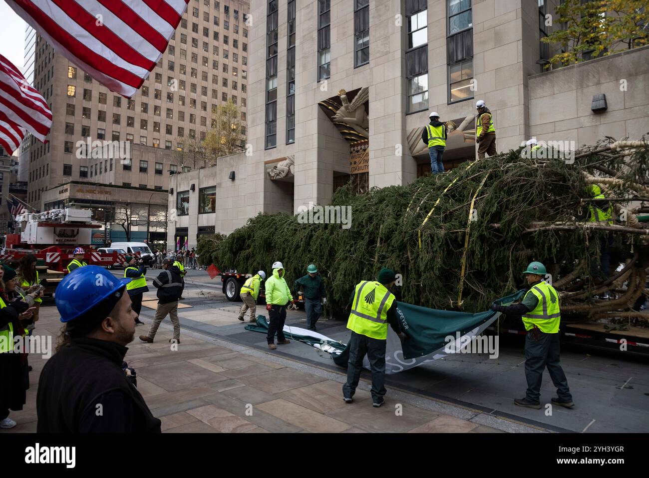 Workers unload the Rockefeller Center Christmas tree at Rockefeller ...