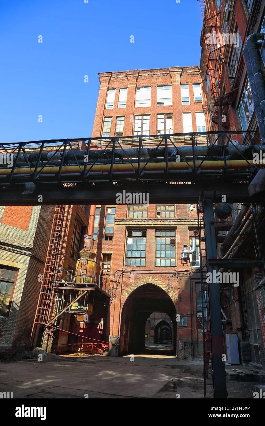 Empty courtyard industrial hi-res stock photography and images - Alamy