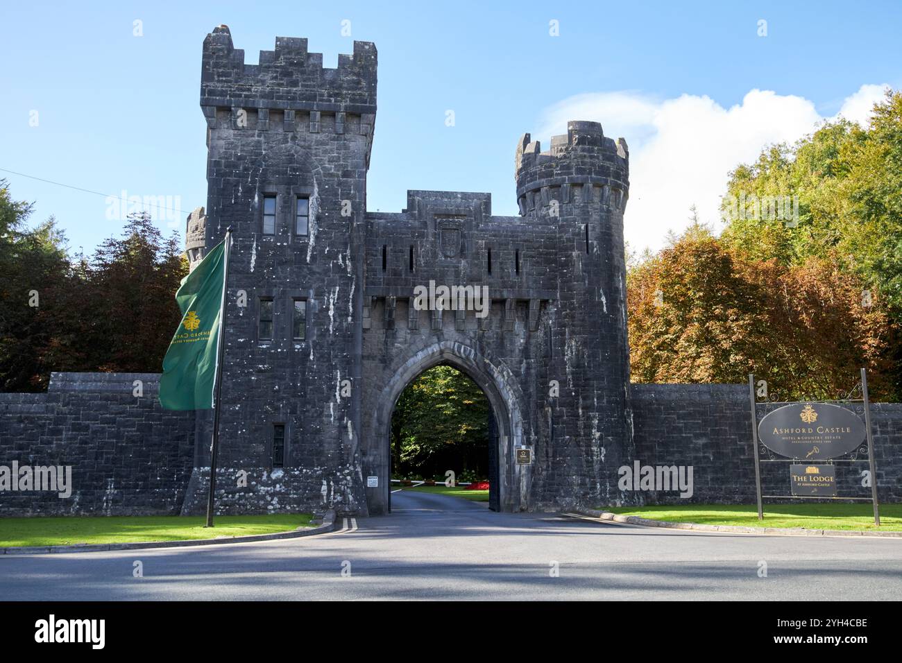 Entrance gate ashford castle hi-res stock photography and images - Alamy