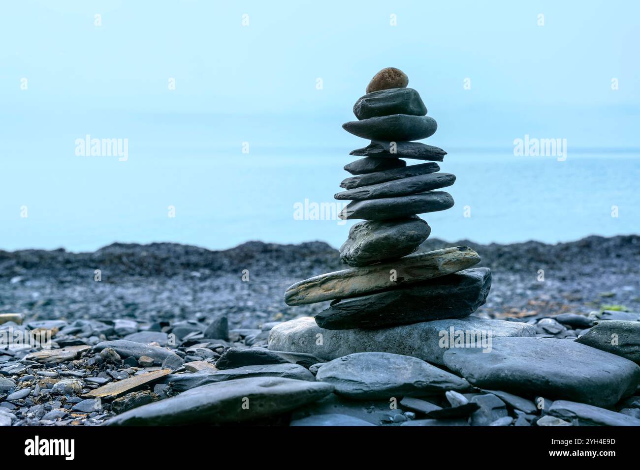 Steinpyramide am Strand Steinpyramide am Strand an der Küste von ...