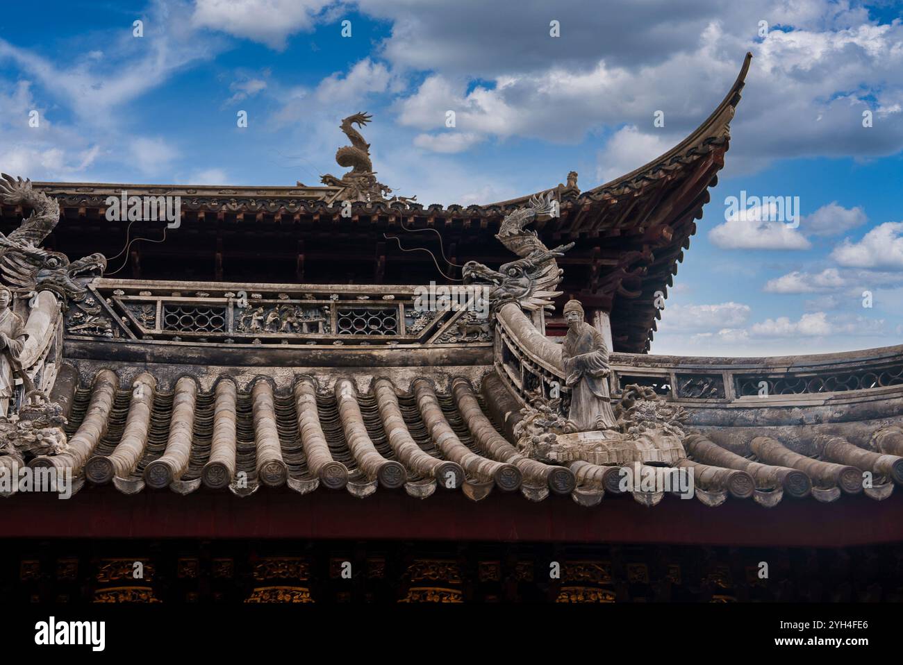 Traditional Chinese Architecture with Dragon Sculptures in Shanghai ...