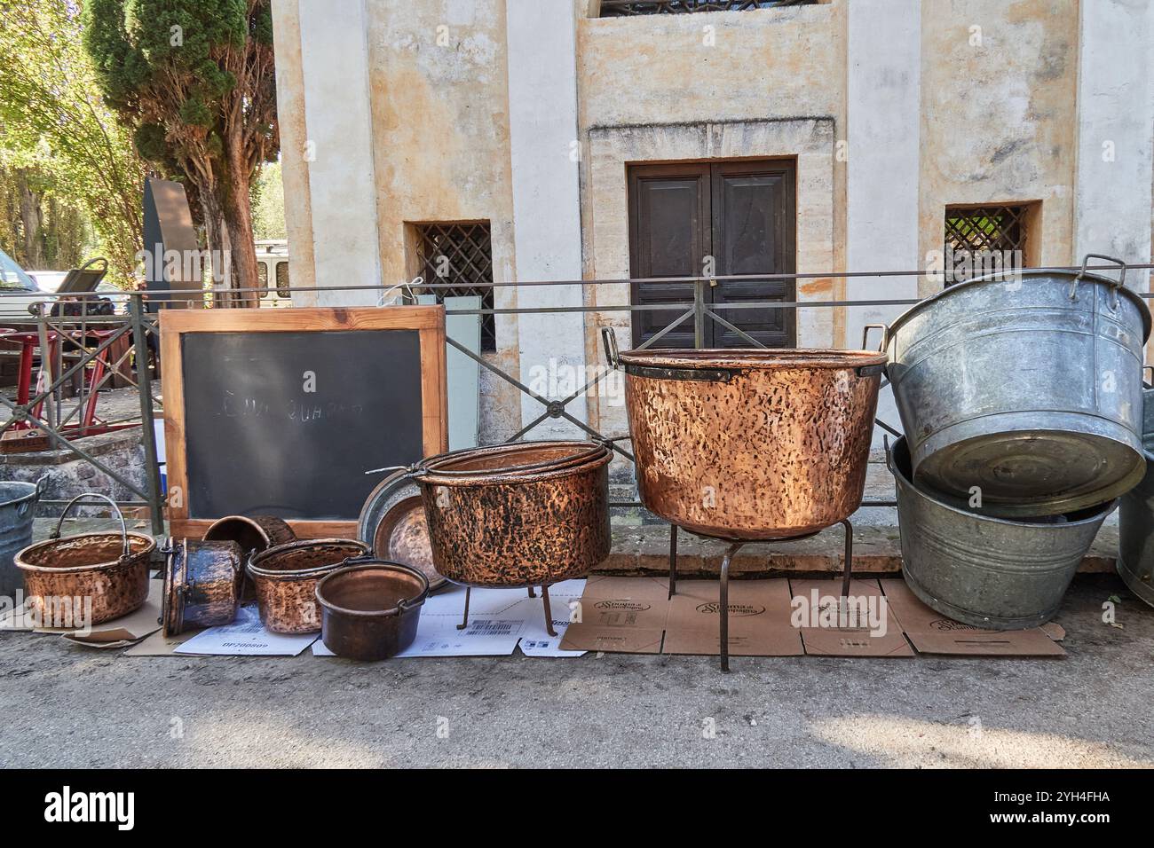Cooking vessels hi-res stock photography and images - Alamy