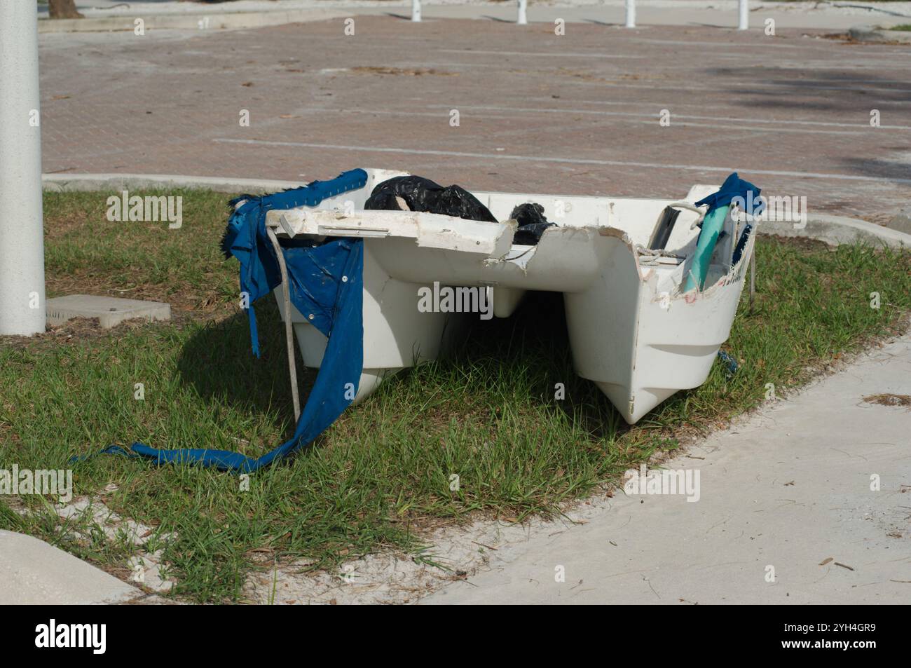 Row boat on sand hi-res stock photography and images - Alamy
