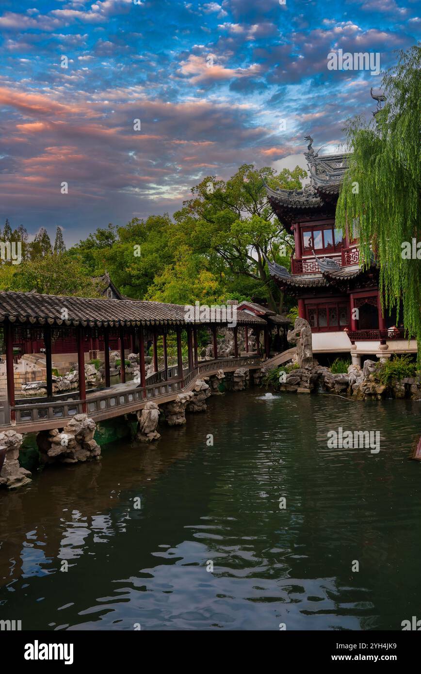 Traditional Pavilion and Arched Bridge in Yuyuan Garden, Shanghai Stock ...