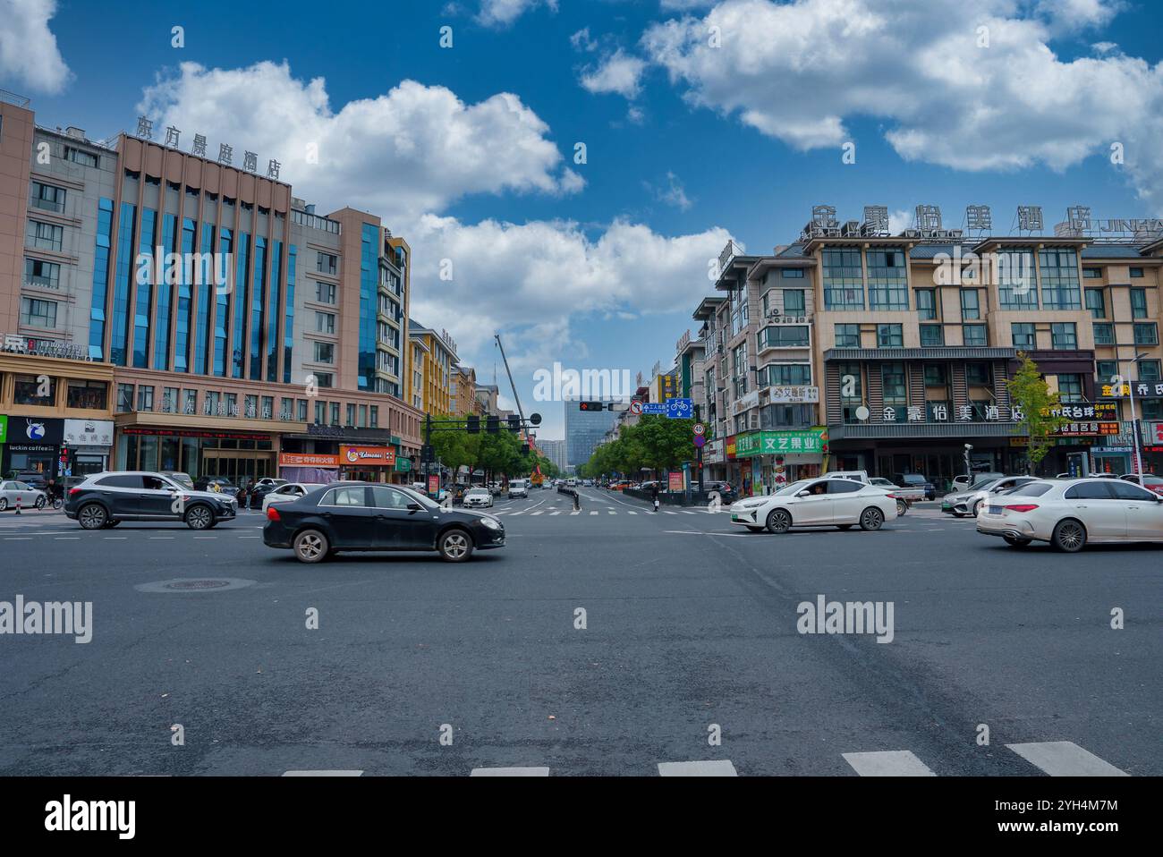 Intersection lights crosswalks hi-res stock photography and images - Alamy