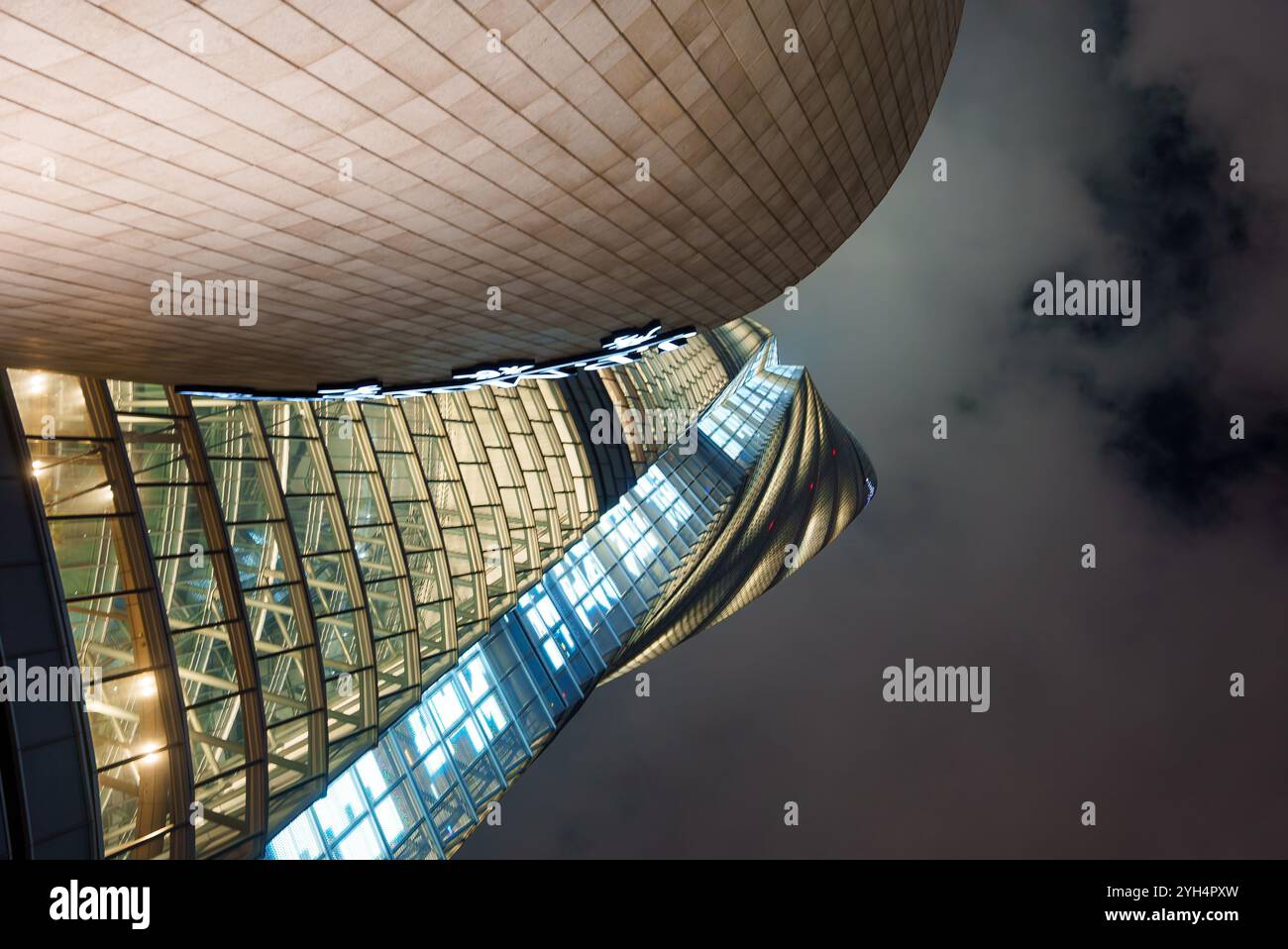 Upward view iconic skyscraper hi-res stock photography and images - Alamy