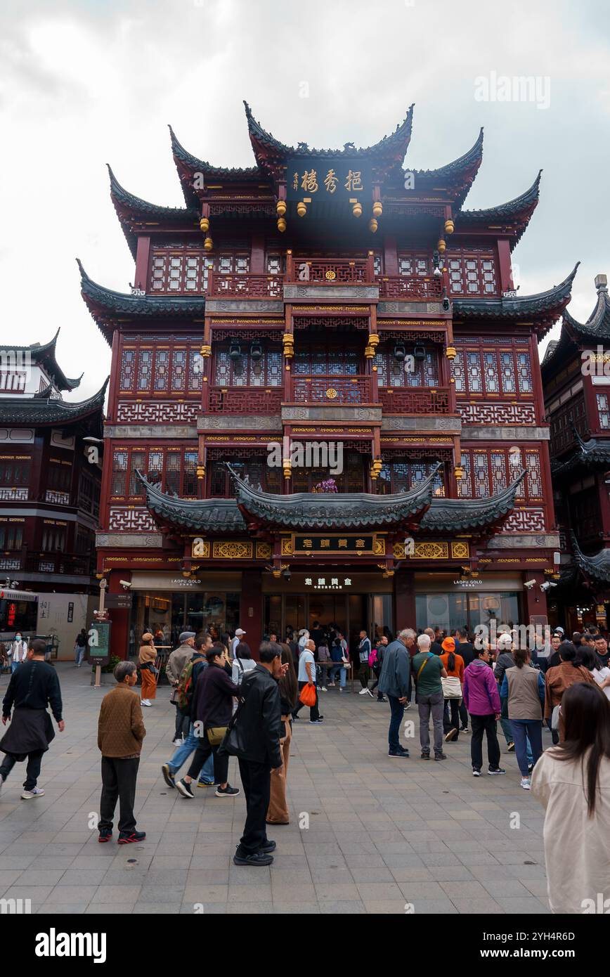 Traditional Chinese Building with Ornate Eaves in Shanghai's Old Town ...
