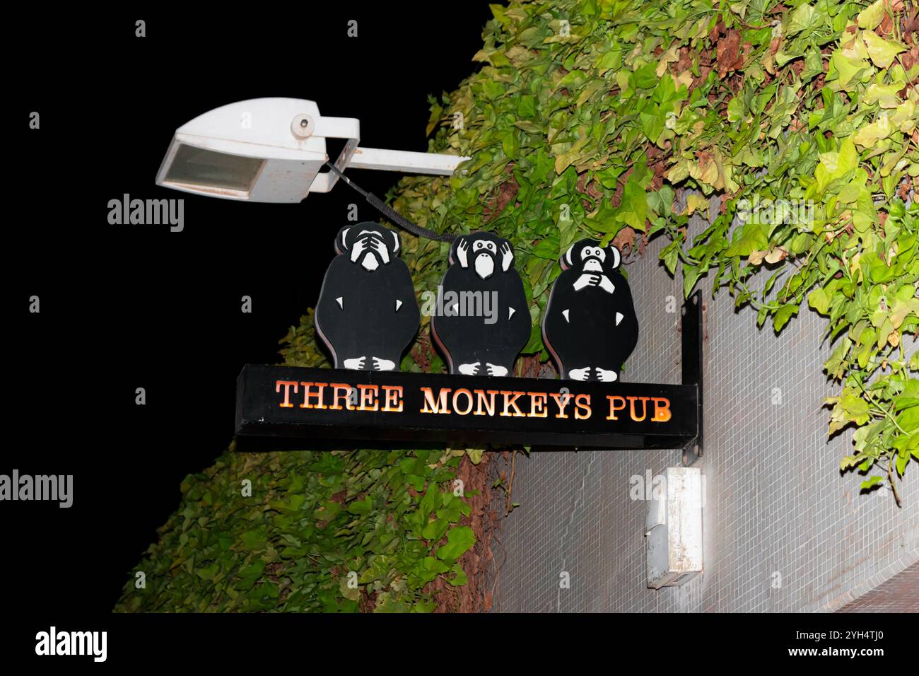 Three monkeys pub hi-res stock photography and images - Alamy