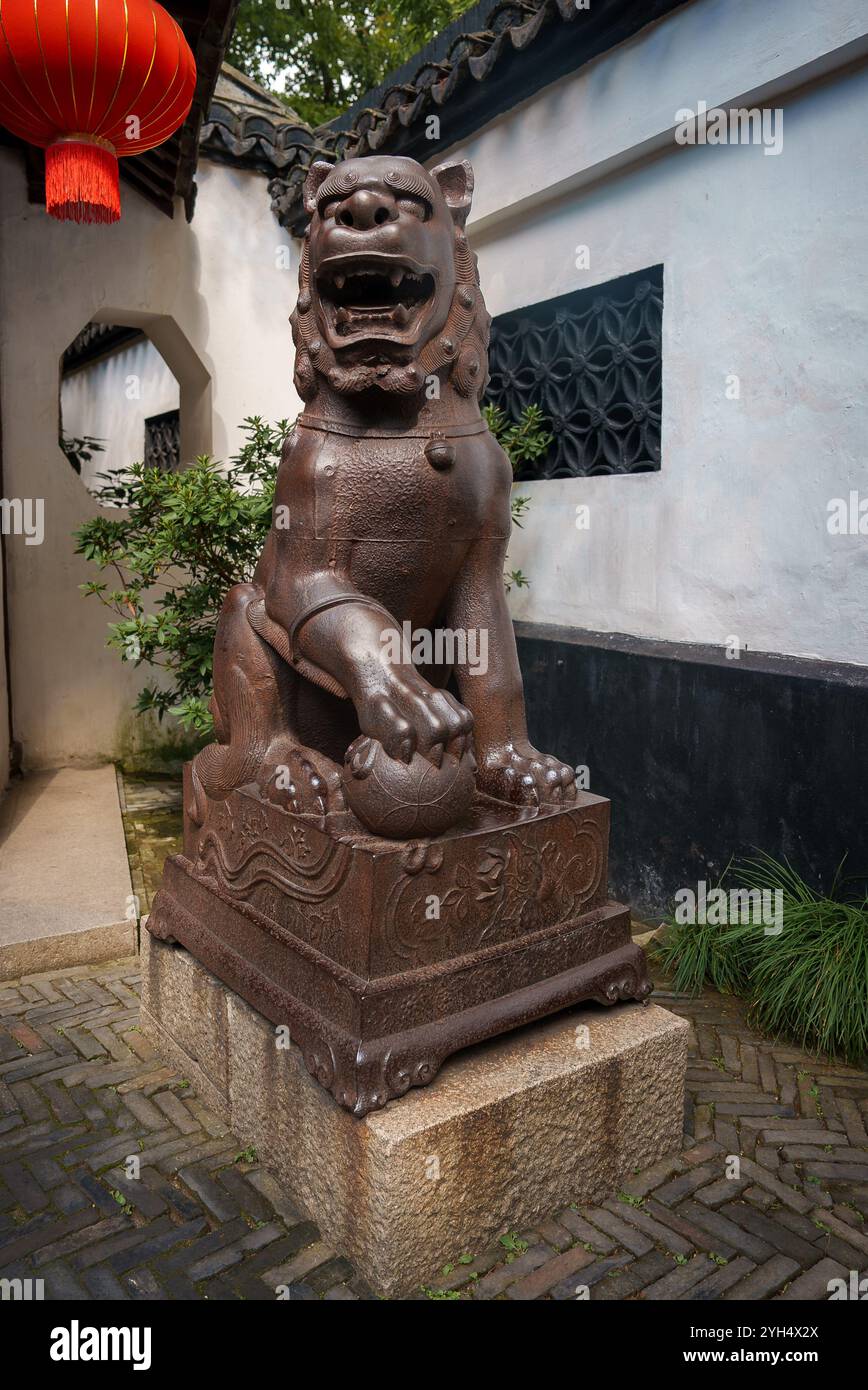 Traditional Chinese Guardian Lion Statue in Shanghai Courtyard Stock ...