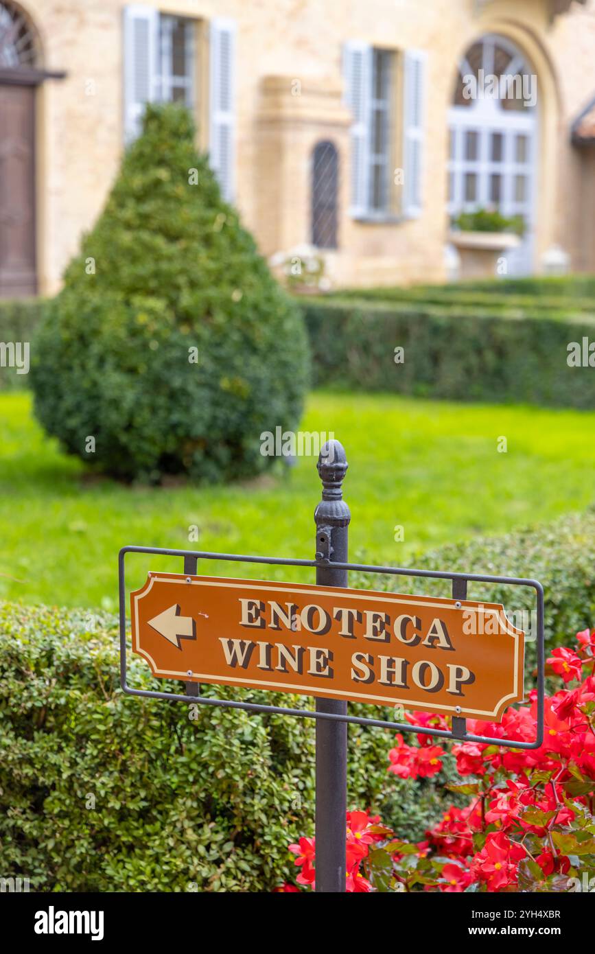 Barbaresco italy wine shop hi-res stock photography and images - Alamy