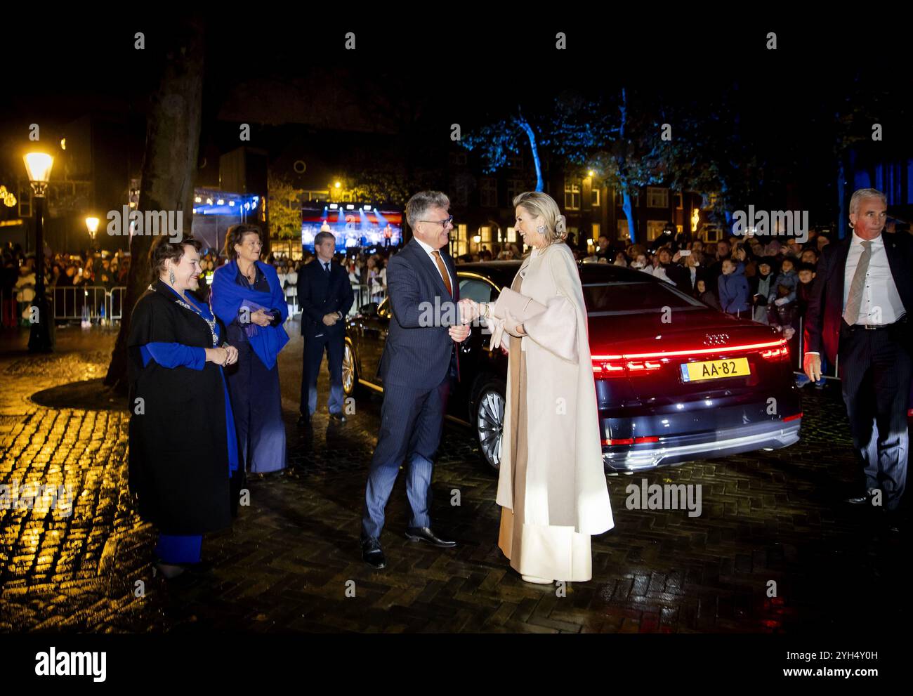 UTRECHT - Queen Maxima and Mayor Sharon Dijksma during the unveiling of ...