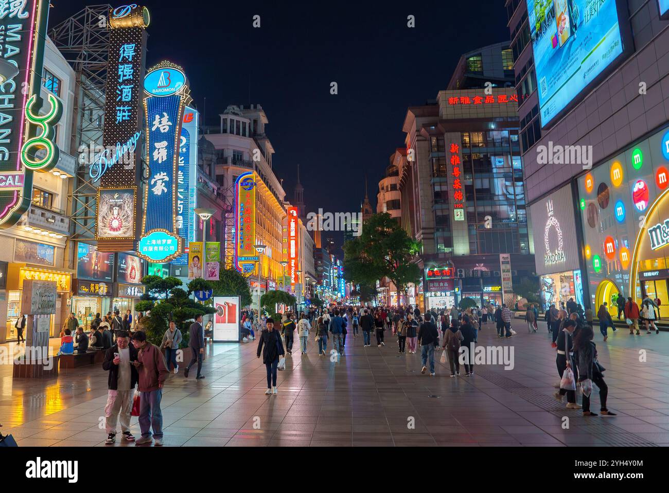 Vibrant Night Scene on Nanjing Road, Shanghai, China Stock Photo - Alamy