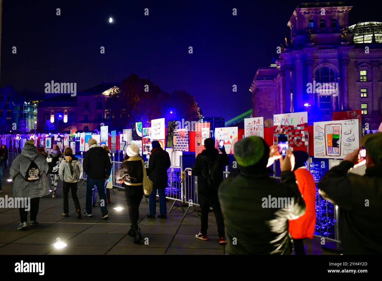 35 Jahre Mauerfall Menschen laufen am 9. November 2024 auf dem ...