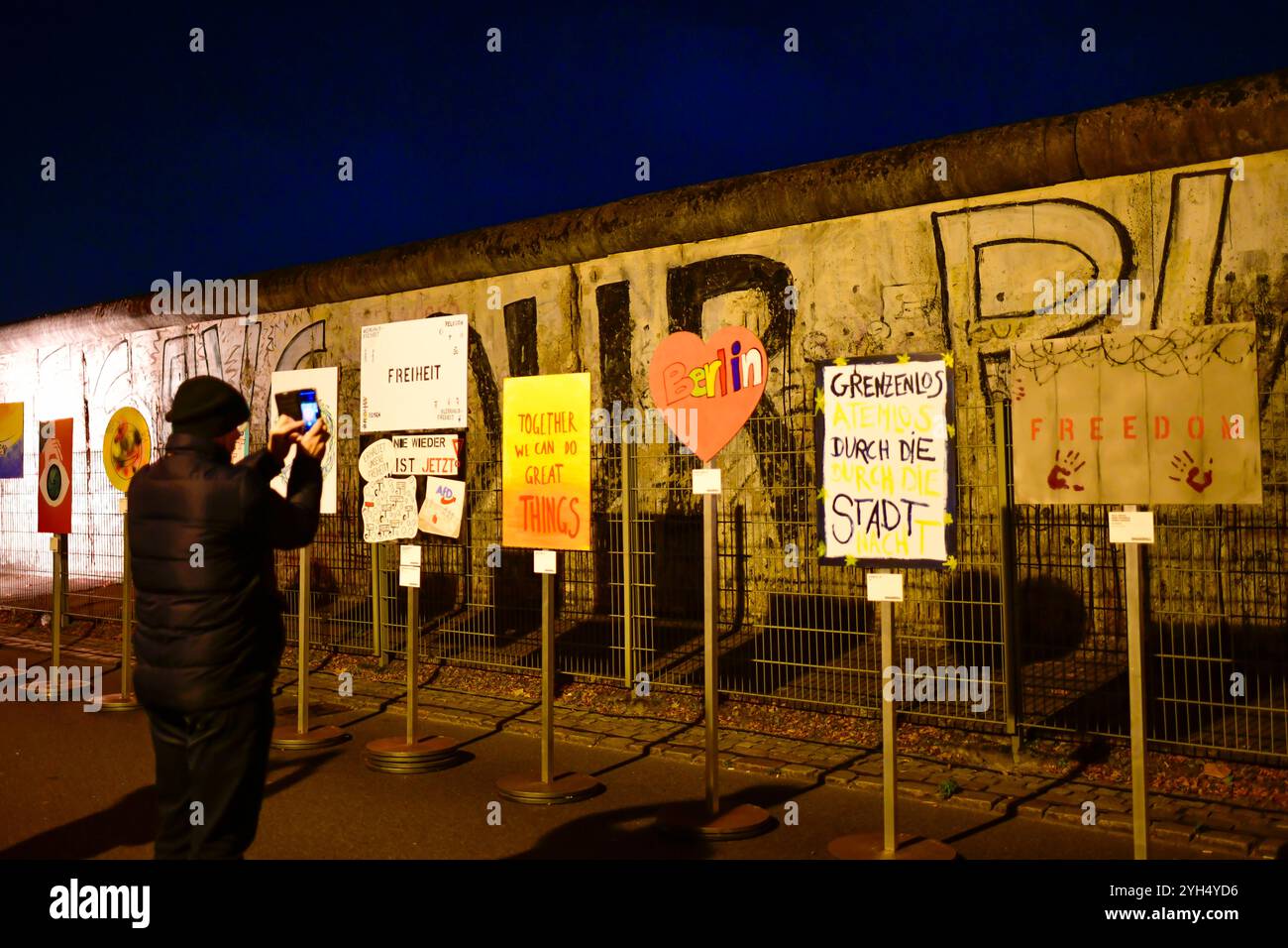 35 Jahre Mauerfall Menschen laufen am 9. November 2024 auf dem ...