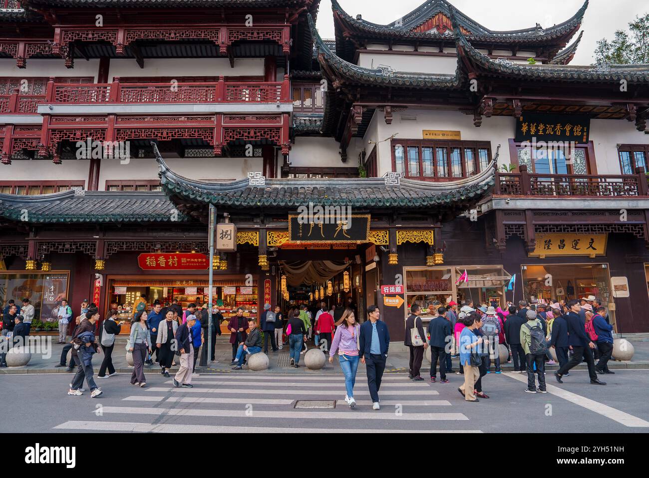 Bustling Street Scene at Yuyuan Bazaar in Shanghai's Old Town Stock ...
