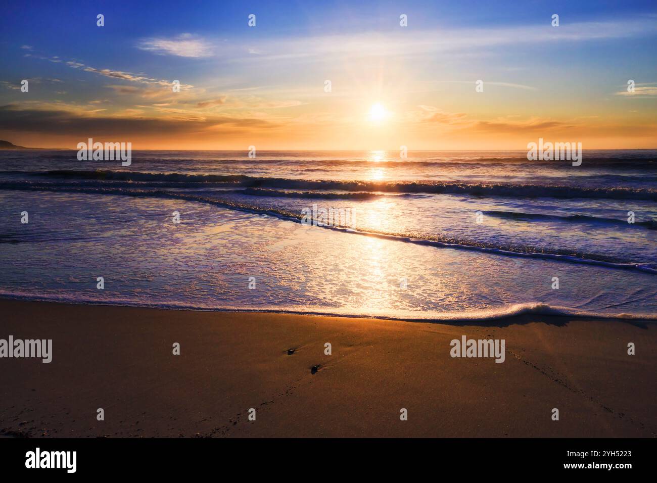 Rising sun over Pacific ocean horizon off Middle camp beach on ...