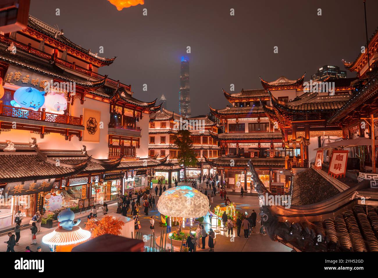 Shanghai Night Scene with Traditional Architecture and Skyline Stock ...