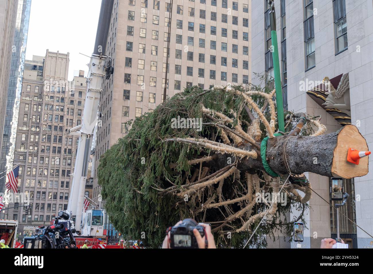 New York, NY, USA, 9 November 2024: The Rockefeller Center Christmas ...