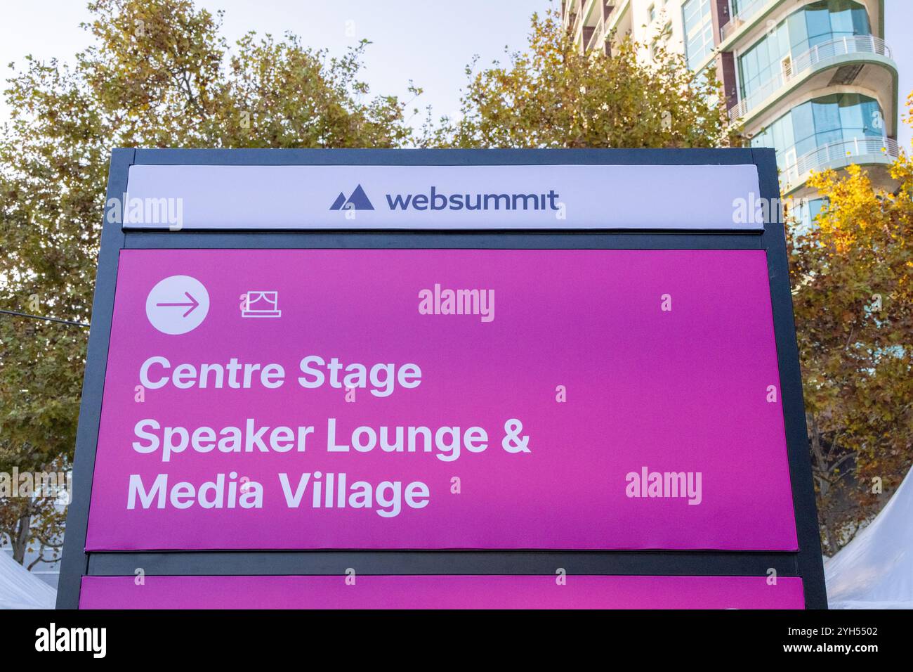 Speaker lounge hi-res stock photography and images - Alamy