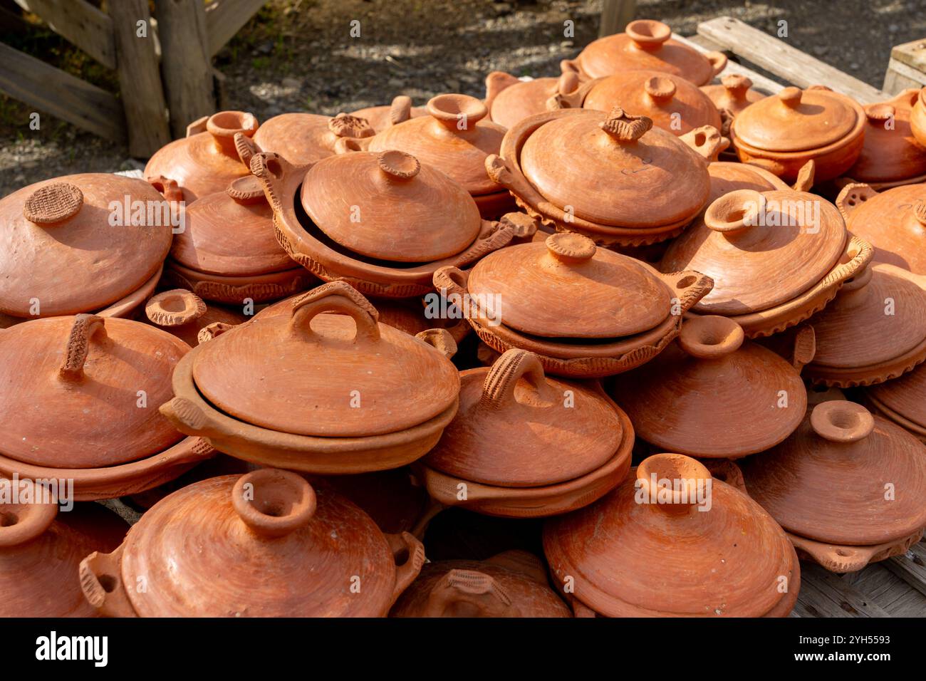 Clay cooking pots hi-res stock photography and images - Alamy