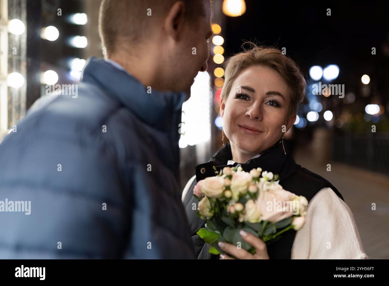 Couple walks through city night hi-res stock photography and images - Alamy