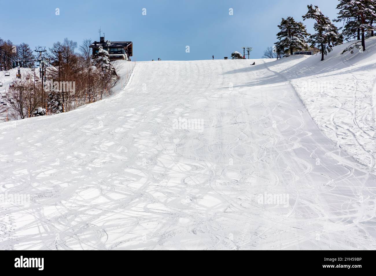 Spectacular snow covered mountain backdrop at a ski resort (Madarao ...