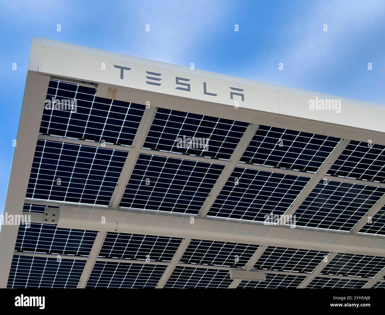 08.09.2024, E-Auto-Ladepark mit TESLA-Schnellladesäulen Supercharger in ...