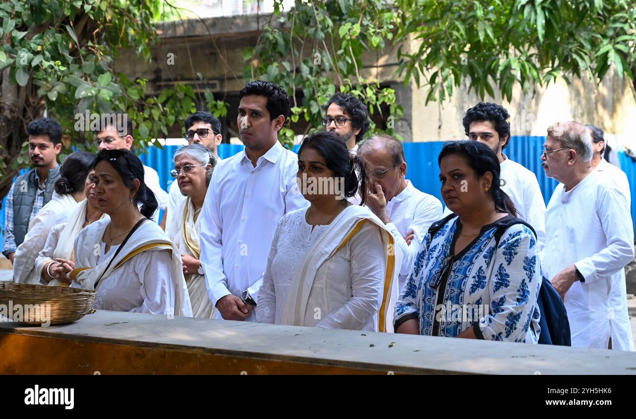 Mumbai, India. 09th Nov, 2024. MUMBAI, INDIA - NOVEMBER 9: People paid ...