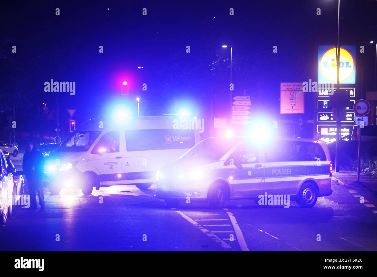 Blaulicht auf Einsatzfahrzeugen Leuchtendes Blaulicht auf dem Dach ...