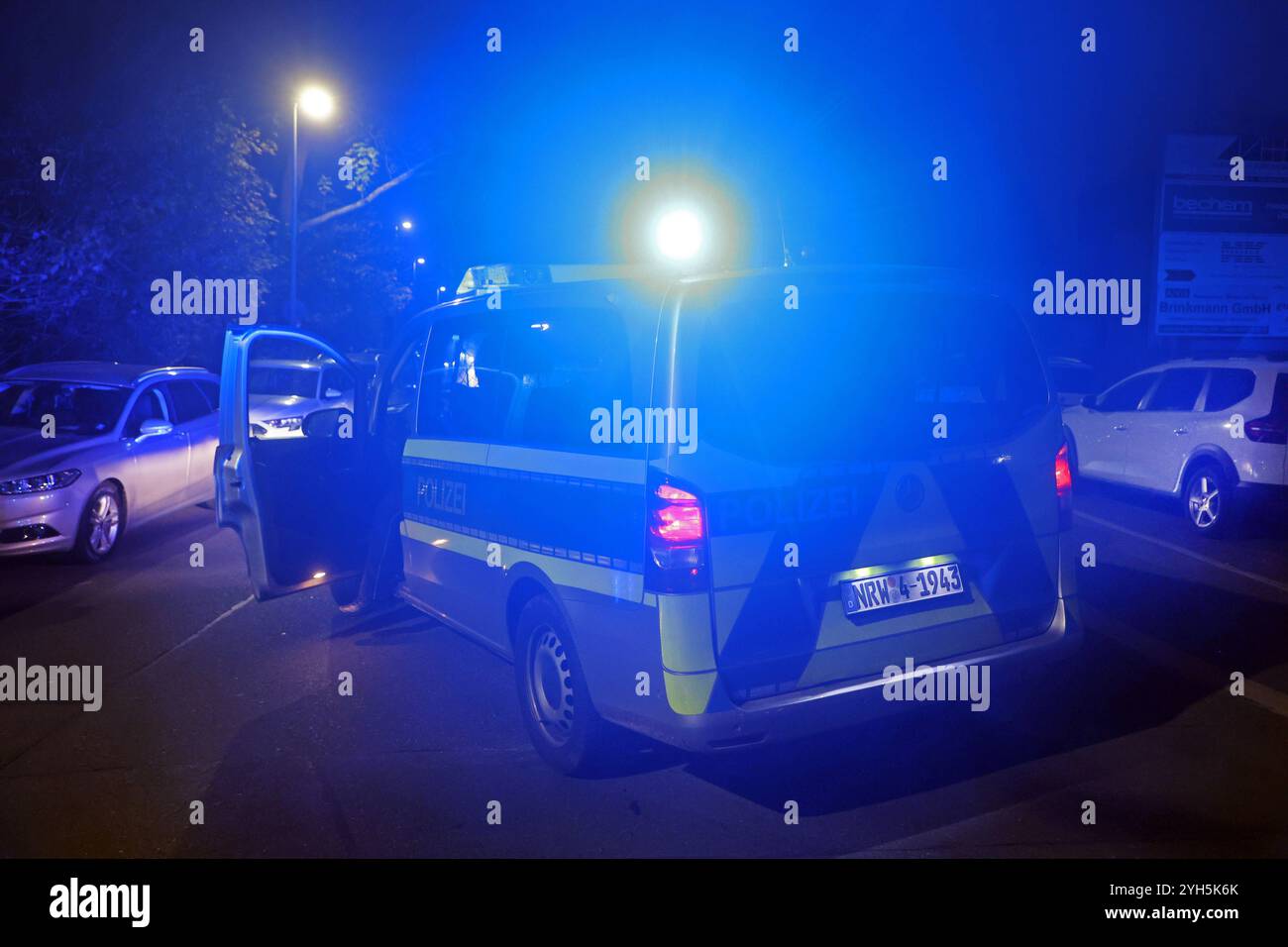 Blaulicht auf Einsatzfahrzeugen Leuchtendes Blaulicht auf dem Dach ...
