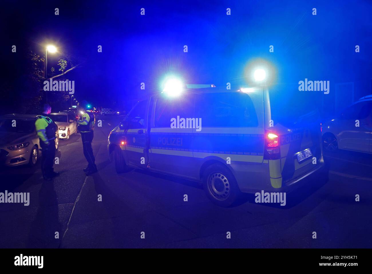 Blaulicht auf Einsatzfahrzeugen Leuchtendes Blaulicht auf dem Dach ...