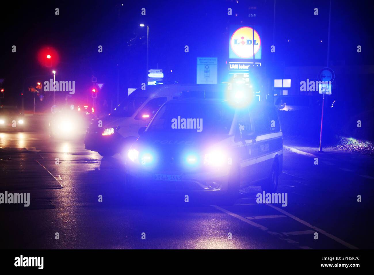 Blaulicht auf Einsatzfahrzeugen Leuchtendes Blaulicht auf dem Dach ...