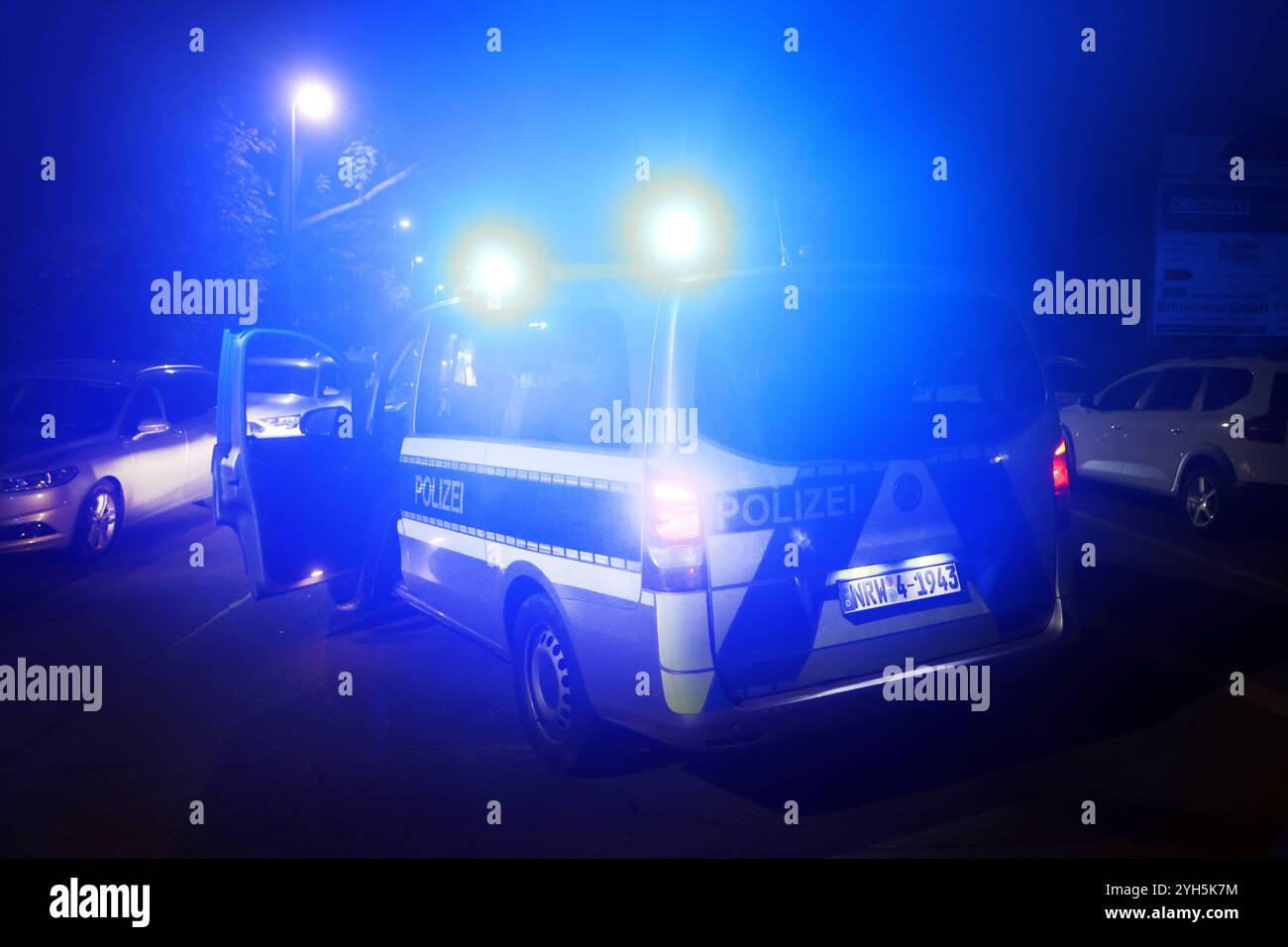 Blaulicht auf Einsatzfahrzeugen Leuchtendes Blaulicht auf dem Dach ...