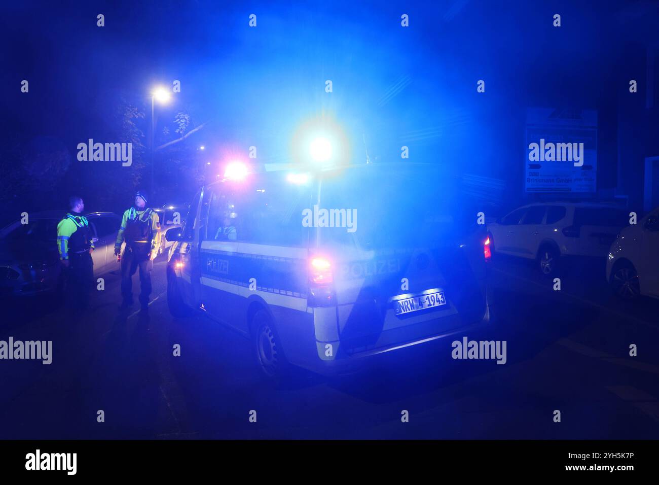Blaulicht auf Einsatzfahrzeugen Leuchtendes Blaulicht auf dem Dach ...