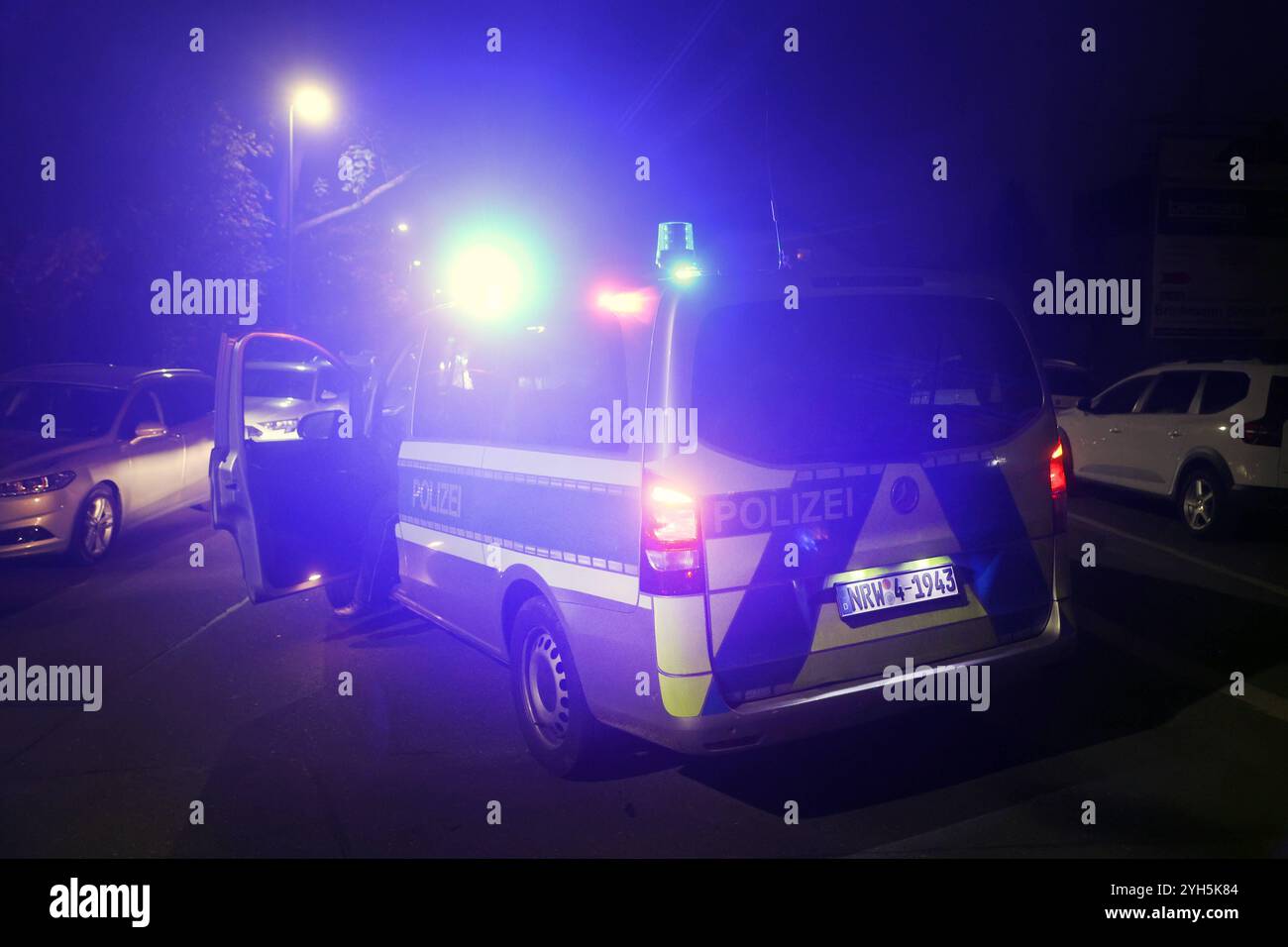 Blaulicht auf Einsatzfahrzeugen Leuchtendes Blaulicht auf dem Dach ...