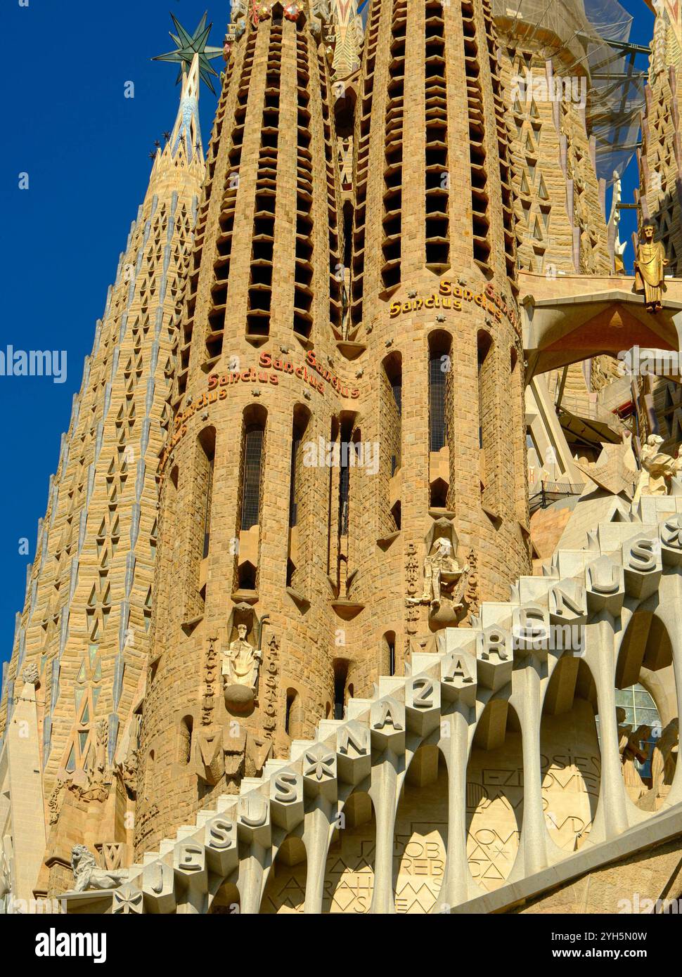 BARCELONA, SPAIN - October 3, 2024: The Sagrada Fam lia, Antoni Gaudis iconic basilica, stands ...