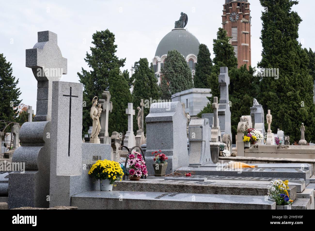 Capilla del cementerio de la almudena hi-res stock photography and ...